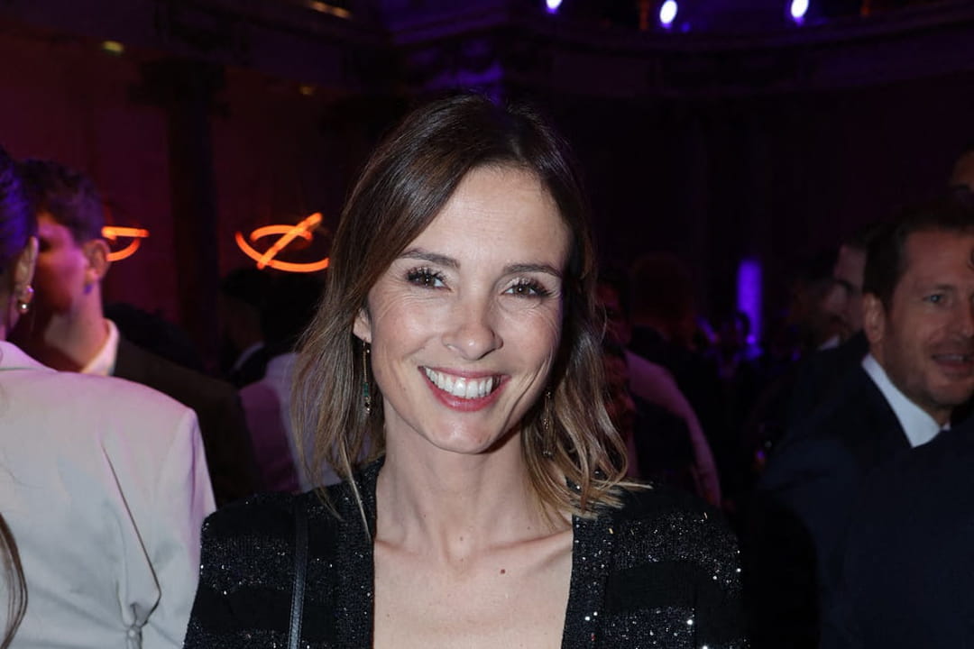 Isabelle Ithurburu en veste rayée à sequins, top uni