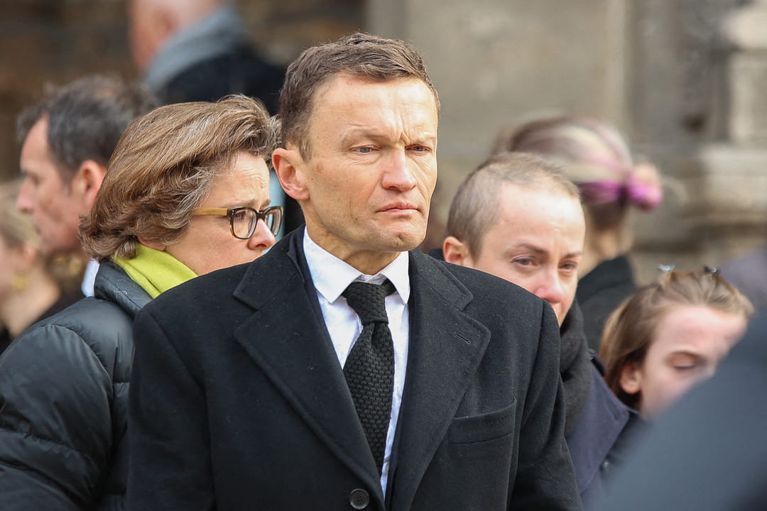 Sylvain Tesson, fils de Philippe Tesson, sort de l'église après les ...