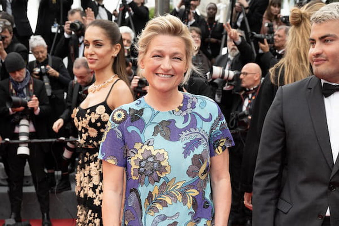 Anne-Elisabeth Lemoine en robe colorée à motifs