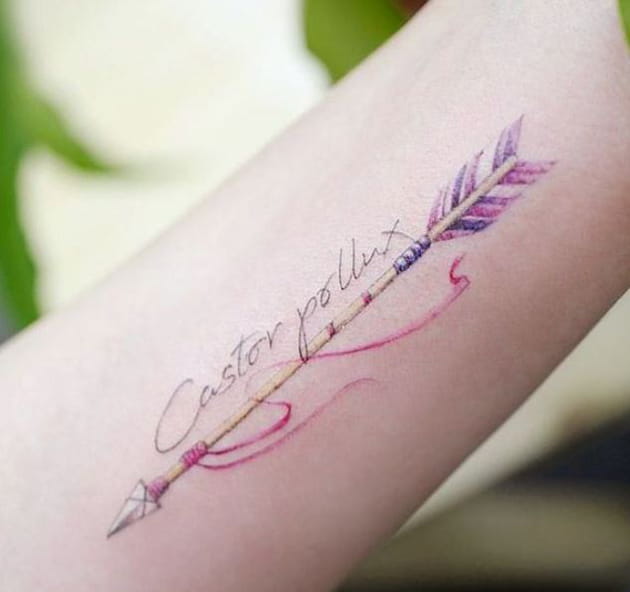 Flèche colorée sur le bras