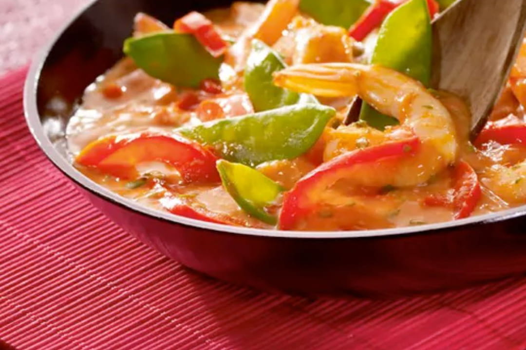 Crevettes au curry rouge