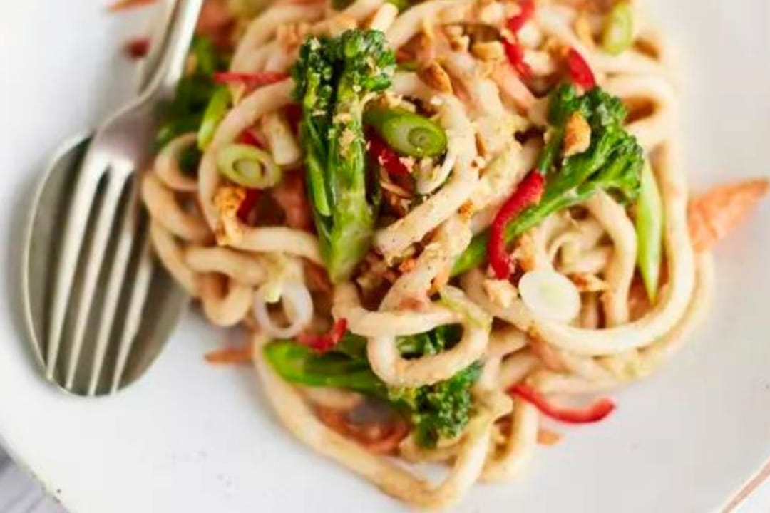 Nouilles satay, mini brocoli et cacahuètes