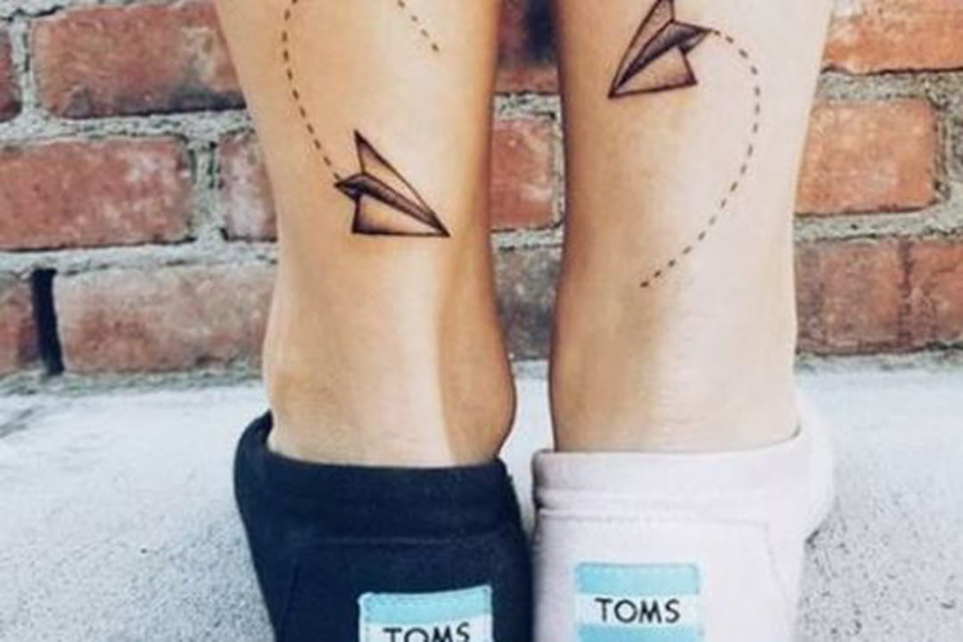 Avion en papier derrière la jambe