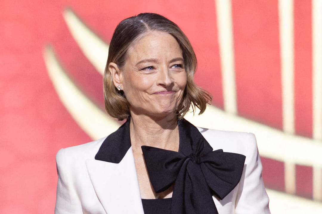 En smoking bicolore, Jodie Foster fait sensation à Marrakech