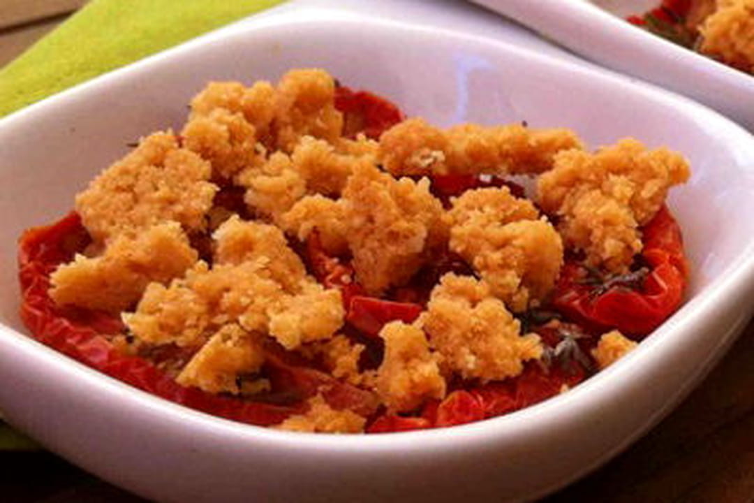 Crumble de parmesan aux tomates confites