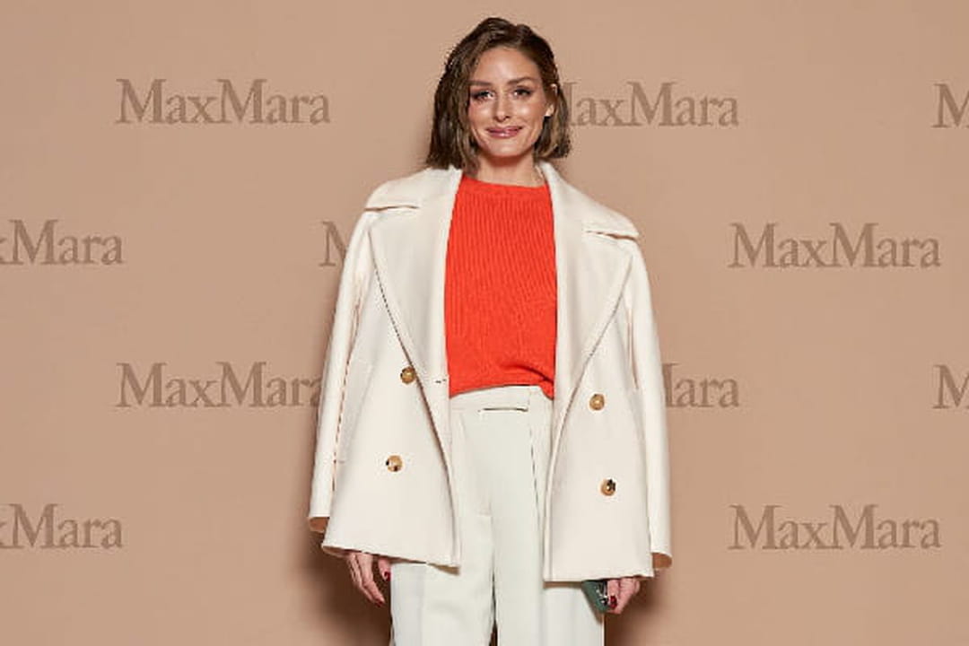 Olivia Palermo en costume blanc et top orange