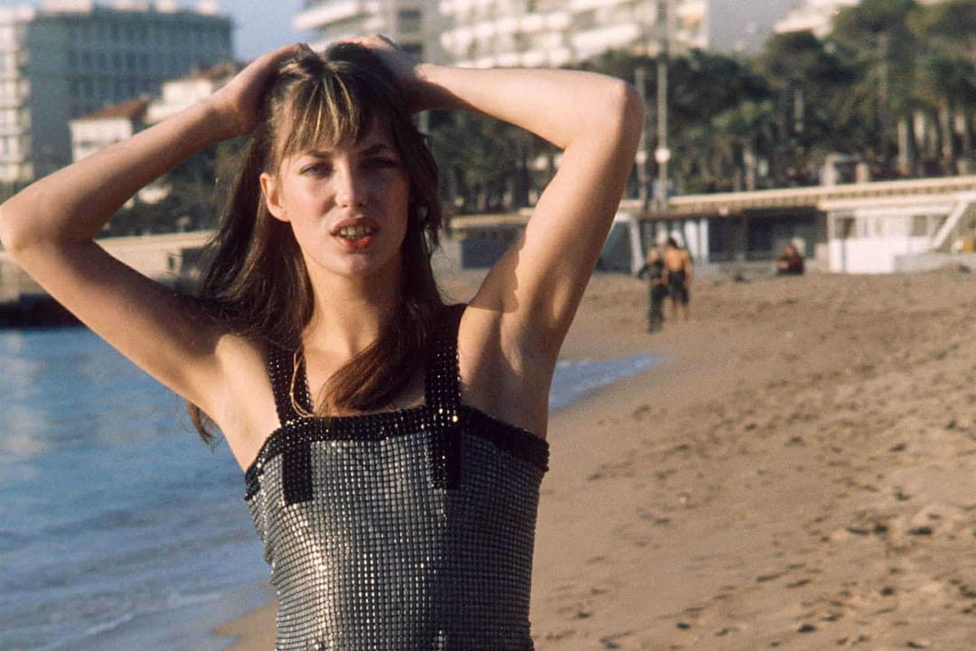 Jane Birkin en mini robe scintillante et métallisée