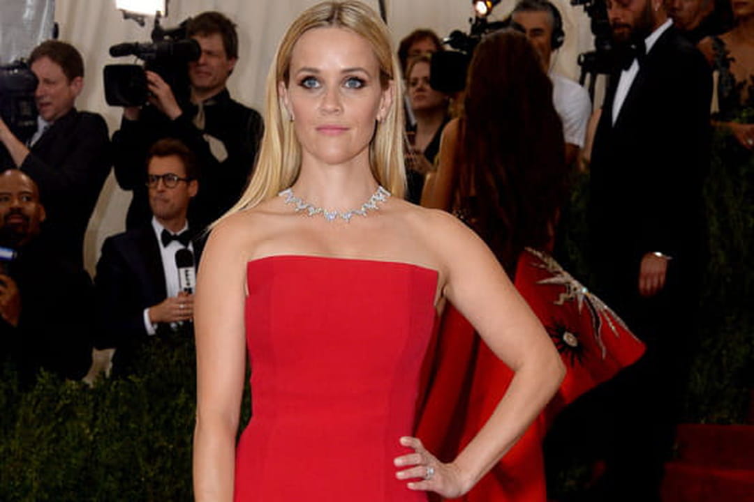 Reese Witherspoon en robe moulante et fendue rouge vif