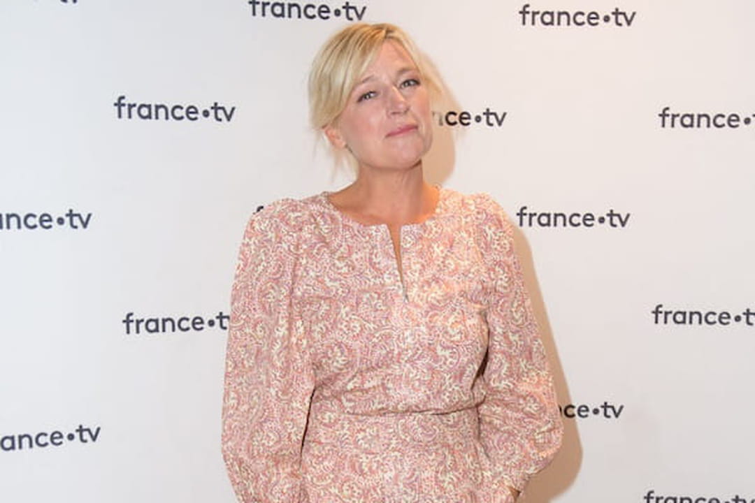 Anne-Elisabeth Lemoine en ensemble imprimé Paisley
