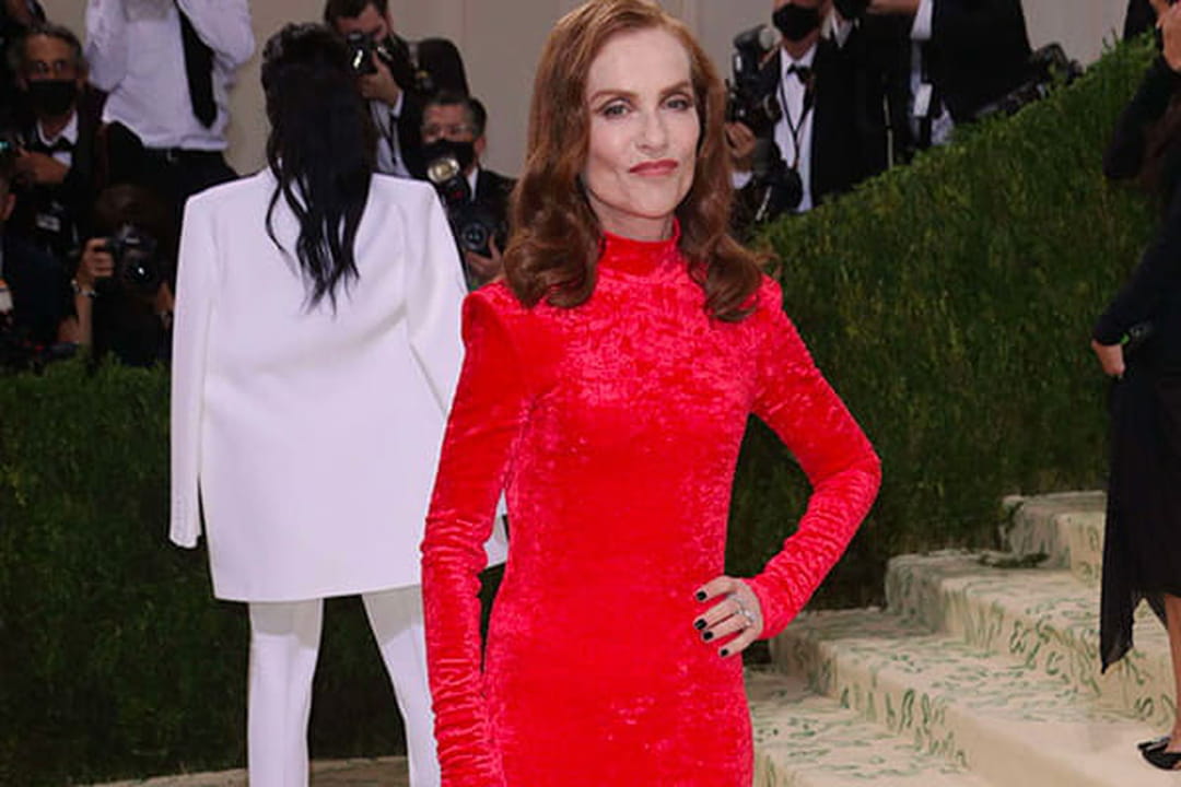 Isabelle Huppert en robe rouge Balenciaga
