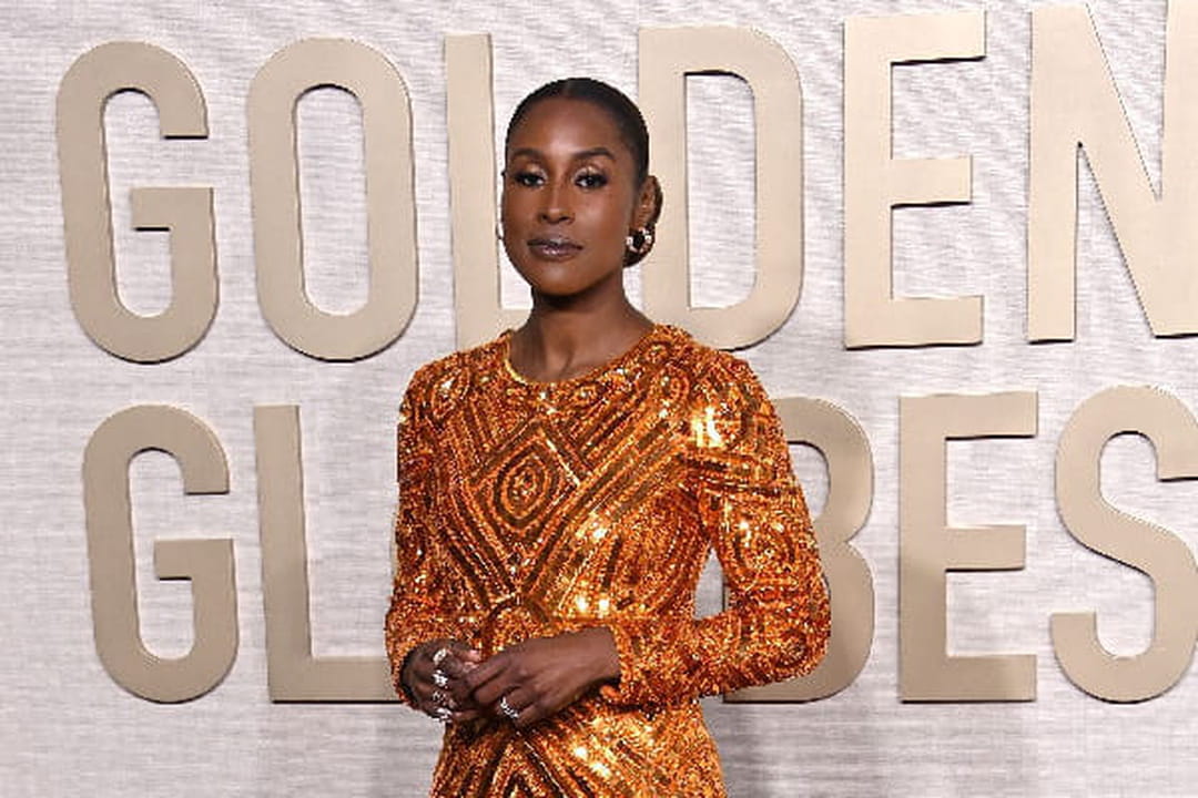 Issa Rae en robe dorée