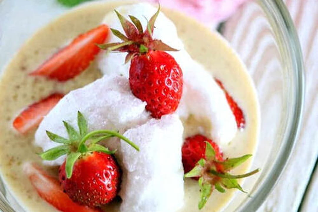 Crème anglaise végétale aux fraises façon île flottante