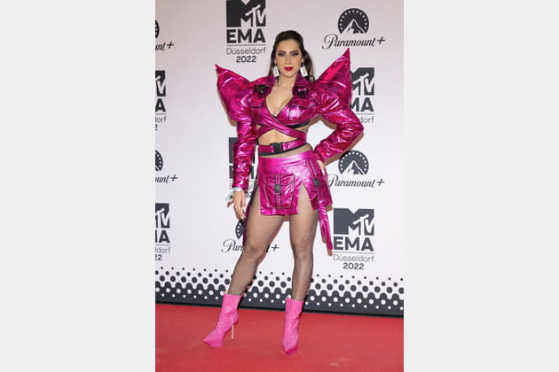 Elizabeth Varela en ensemble rose fuchsia brillant et ailé