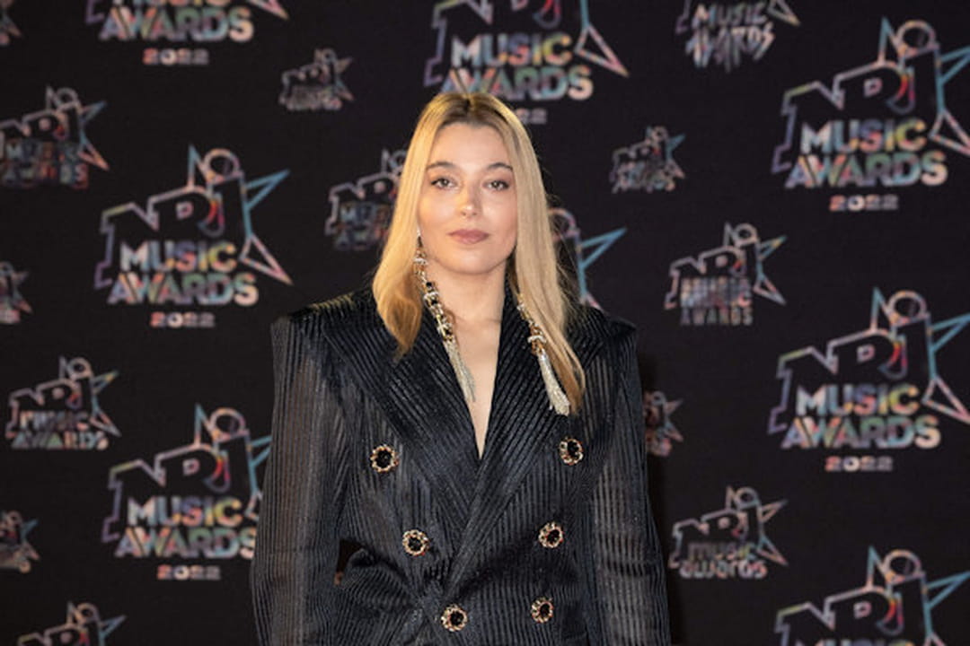 Samanta Cotta en ensemble blazer pantalon rayé