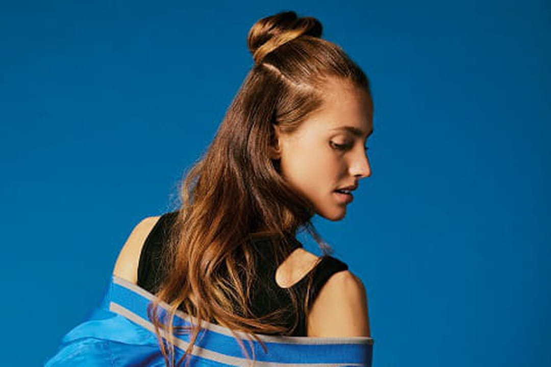 Le demi-chignon glossy