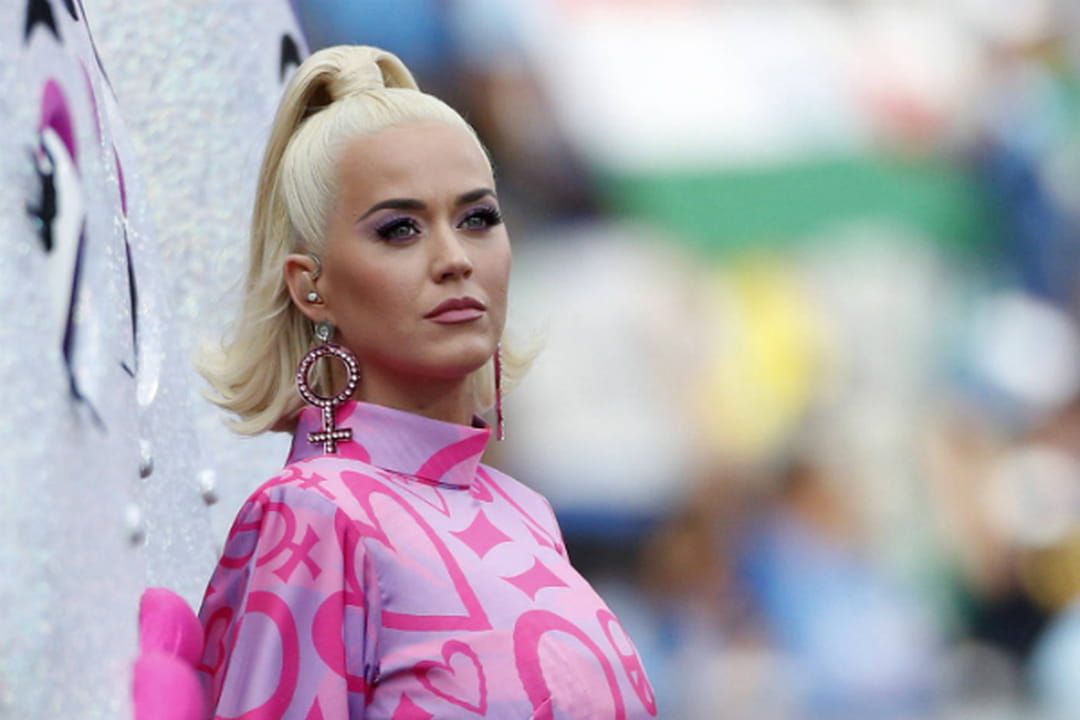 Katy Perry en robe rose moulante