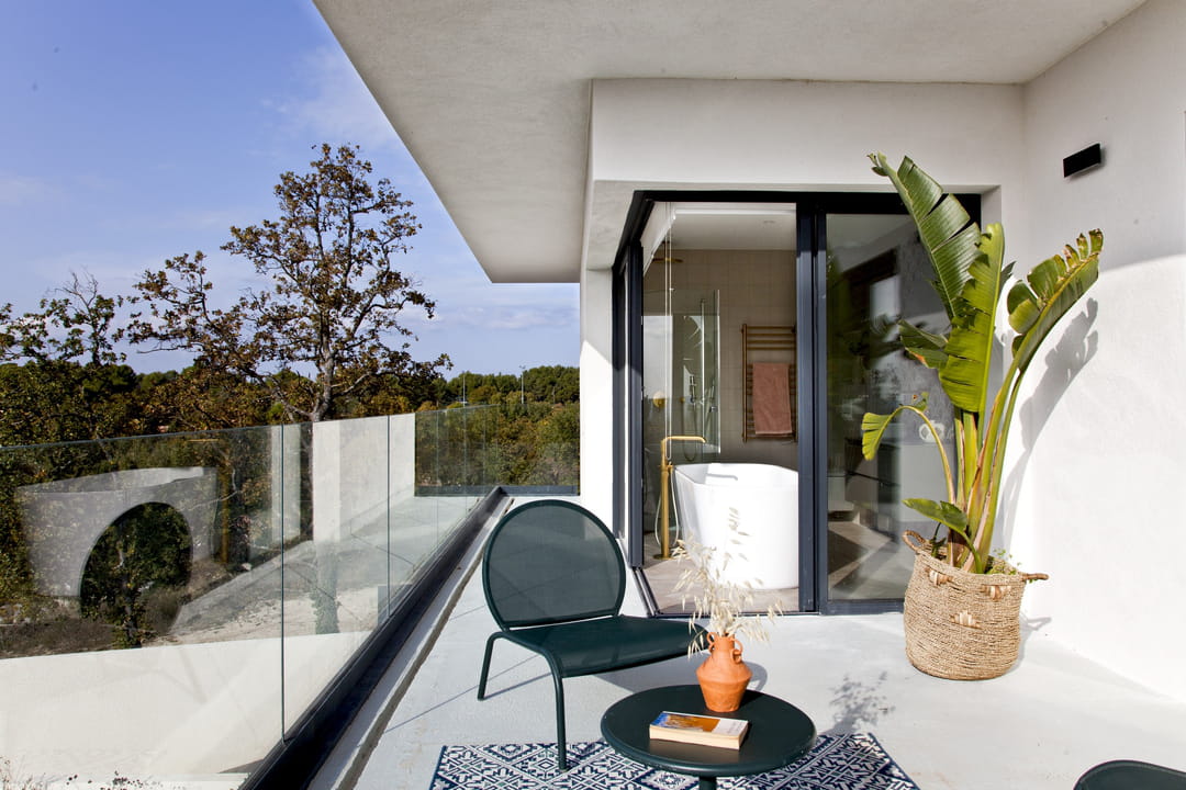 Un balcon design qui va à l'essentiel