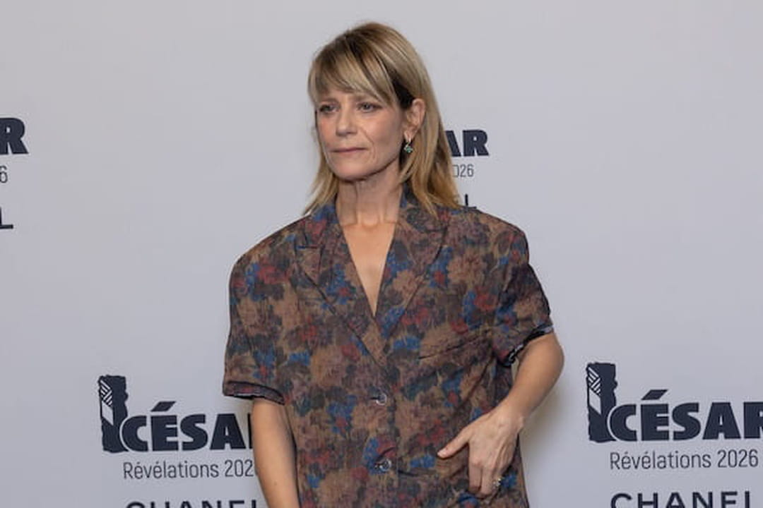 Marina Foïs hypnotise tout le monde avec son blazer à l'imprimé tapisserie