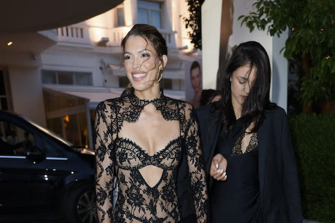 Iris Mittenaere charme la Croisette dans une robe transparente ultra sensuelle