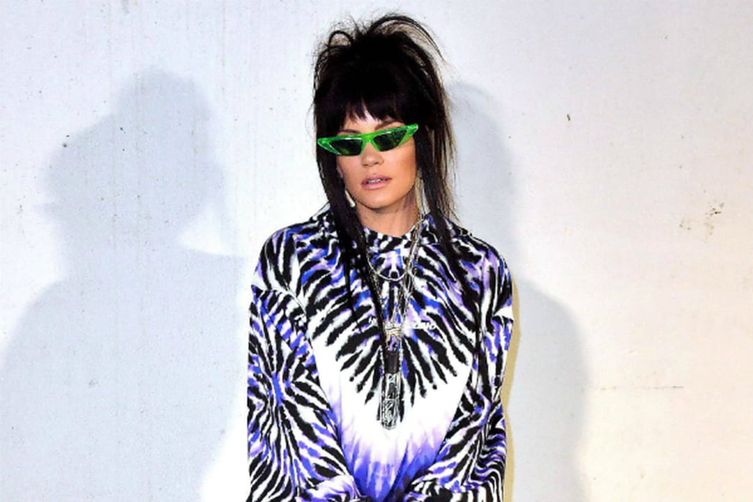 Lily Allen en tenue hippie