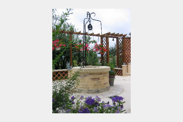 Un puits très décoratif sur la terrasse
