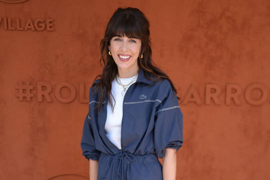 Nolwenn Leroy en combinaison marine Lacoste et T-shirt blanc