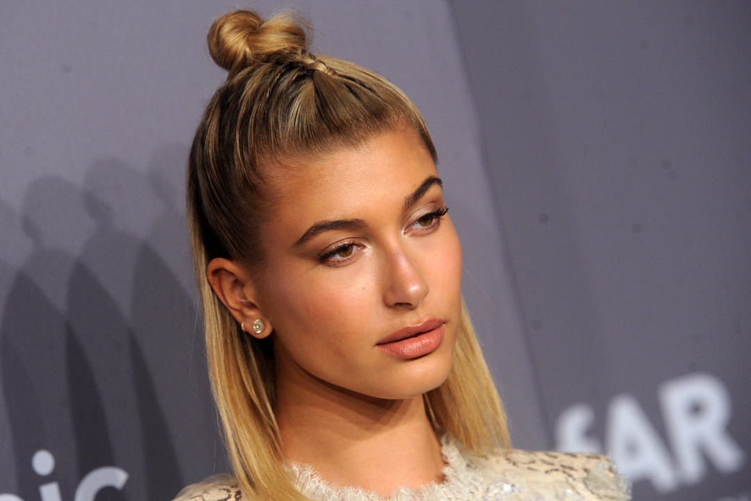Le demi chignon avec tresse d'Hailey Baldwin