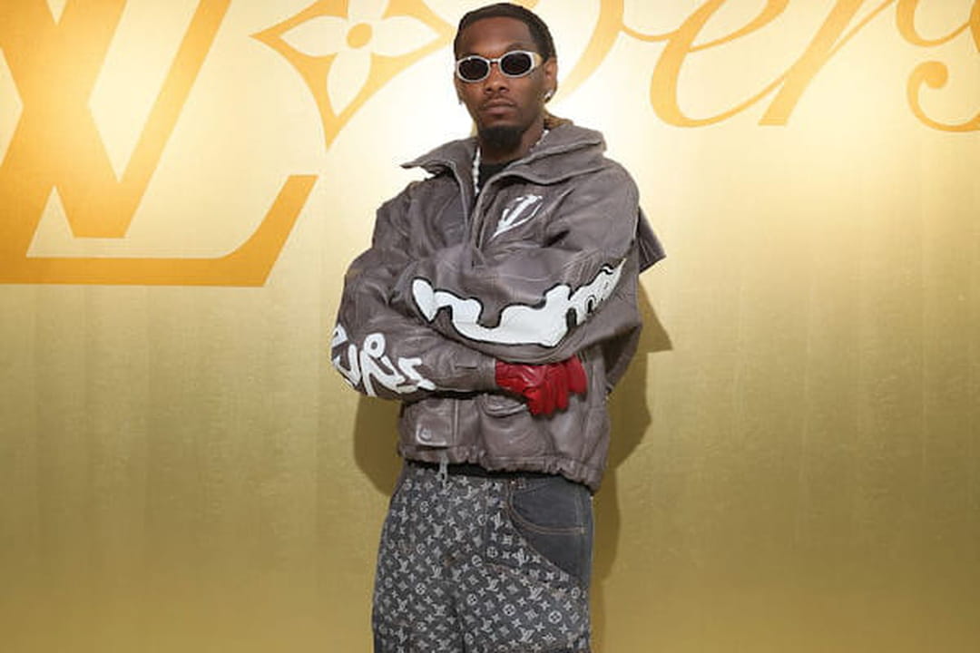Offset en veste en cuir à motifs et jean large à monogramme