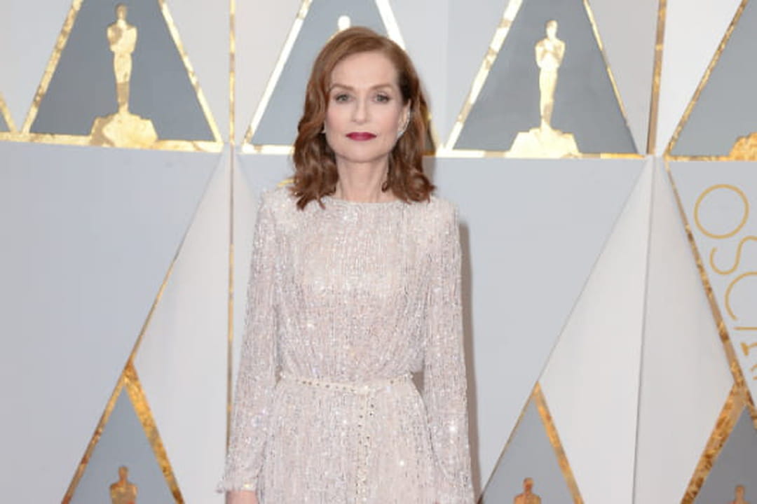 Isabelle Huppert en robe immaculée à paillettes
