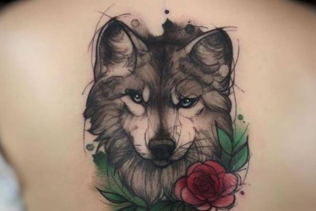Loup et rose dans le dos