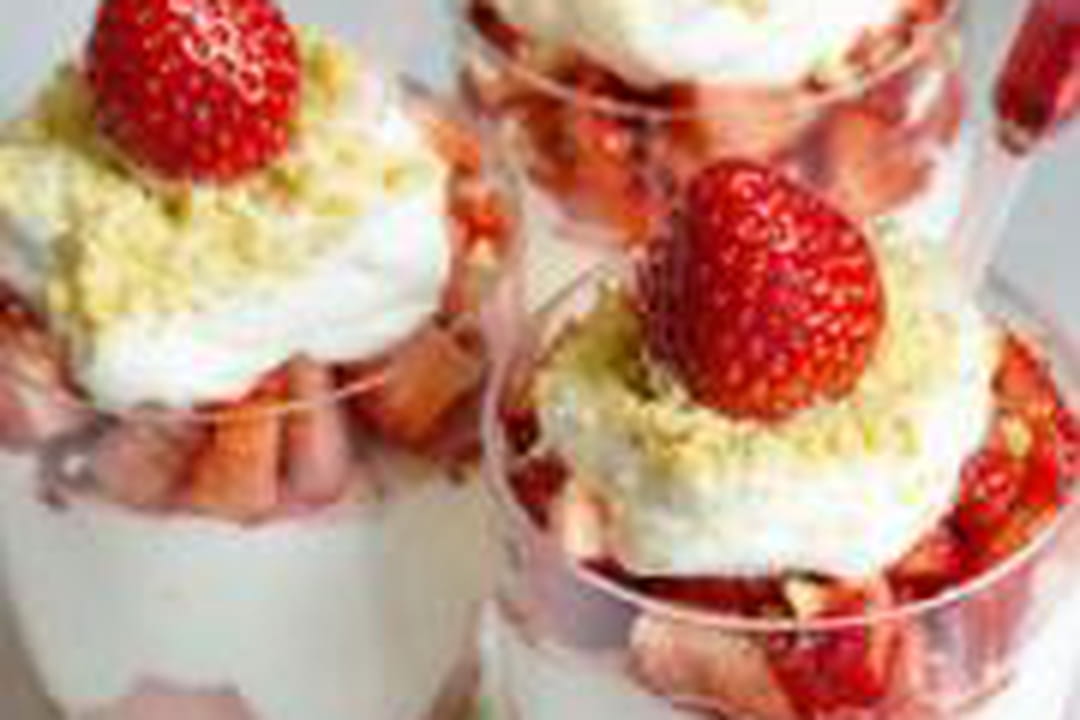 Verrines aux fraises, chantilly au mascarpone et aux sablés bretons