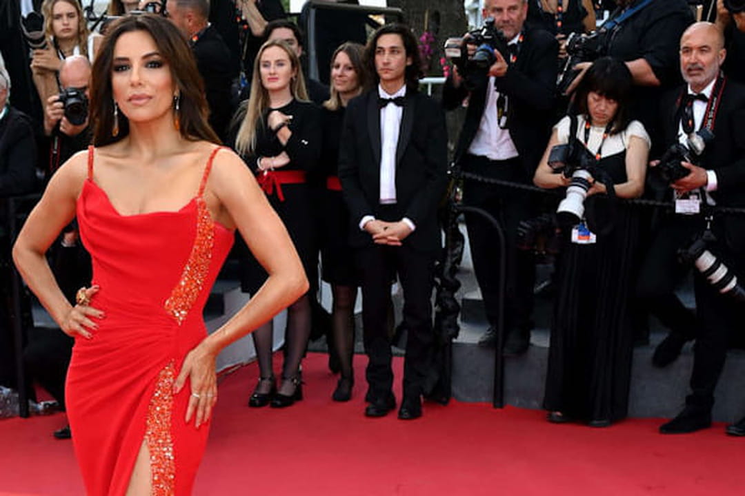 Eva Longoria en robe rouge fendue à paillettes Tony Ward et escarpins ...