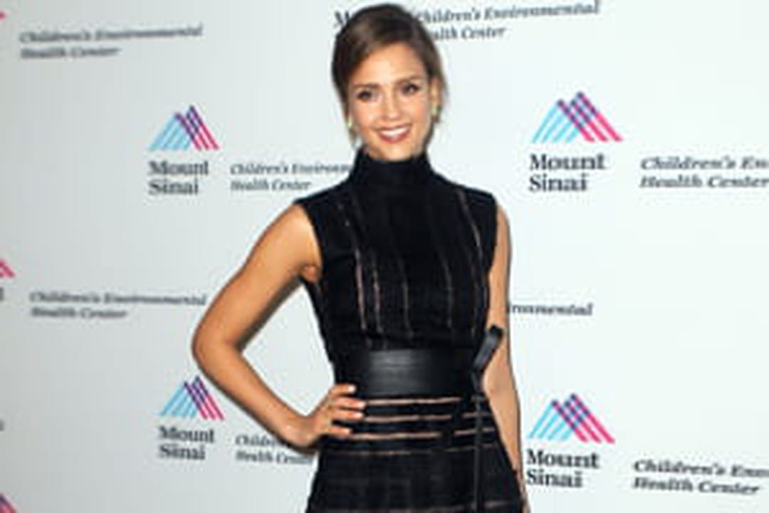 Jessica Alba en robe noire midi à empiècements transparents et large ...