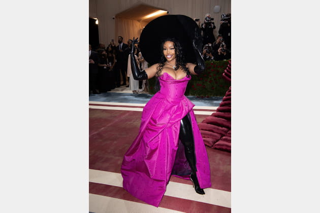 SZA en robe rose fuchsia et chapeau noir