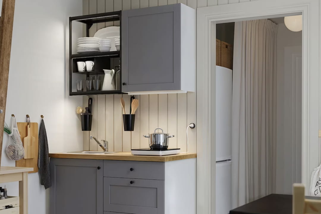 Une mini cuisine en gris et bois