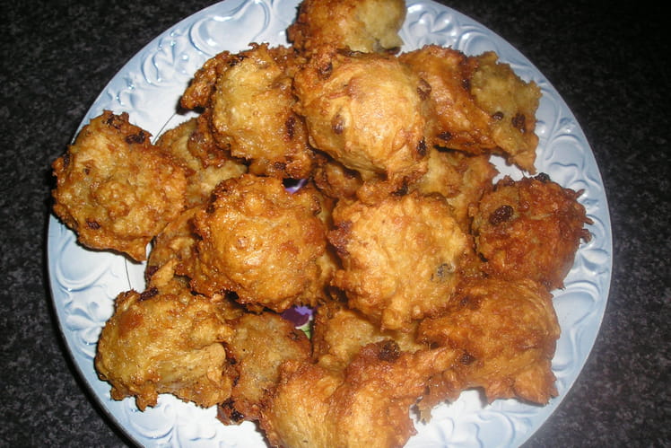 Recette de Beignets à la pomme, raisins secs et noix : la recette facile