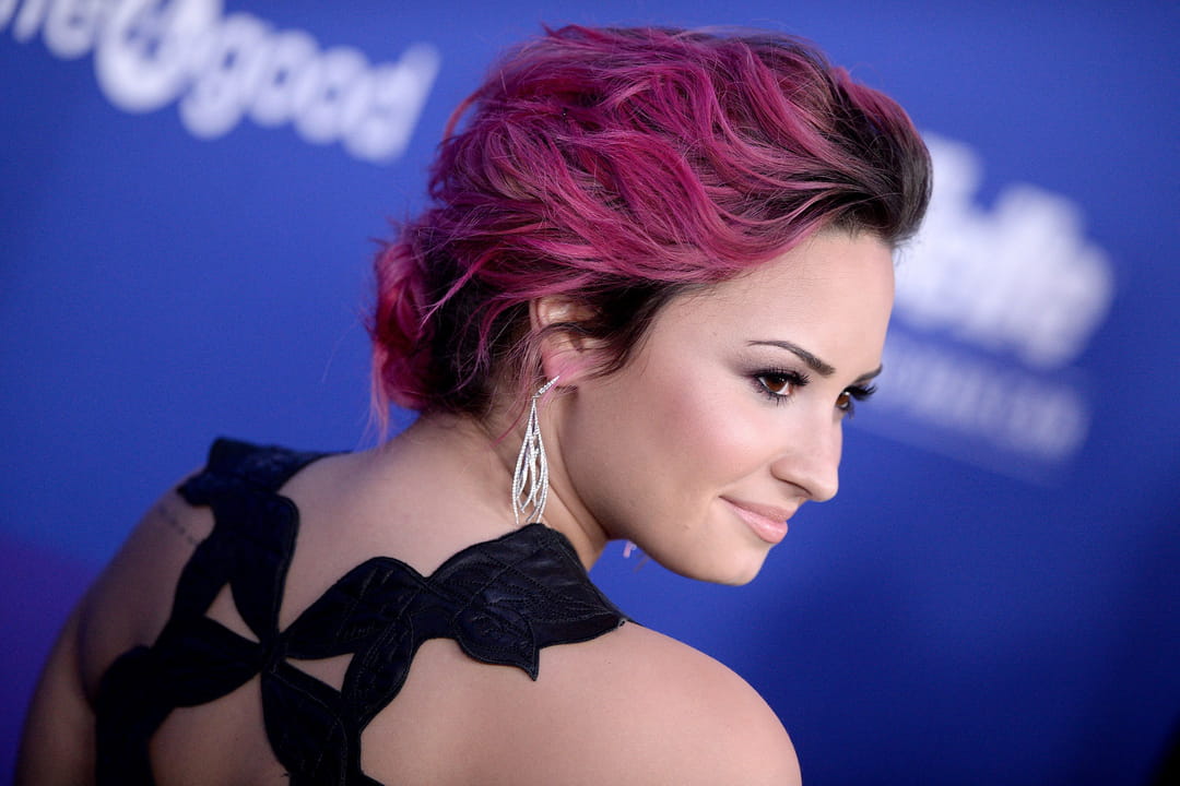 Les cheveux roses avec racines foncées de Demi Lovato