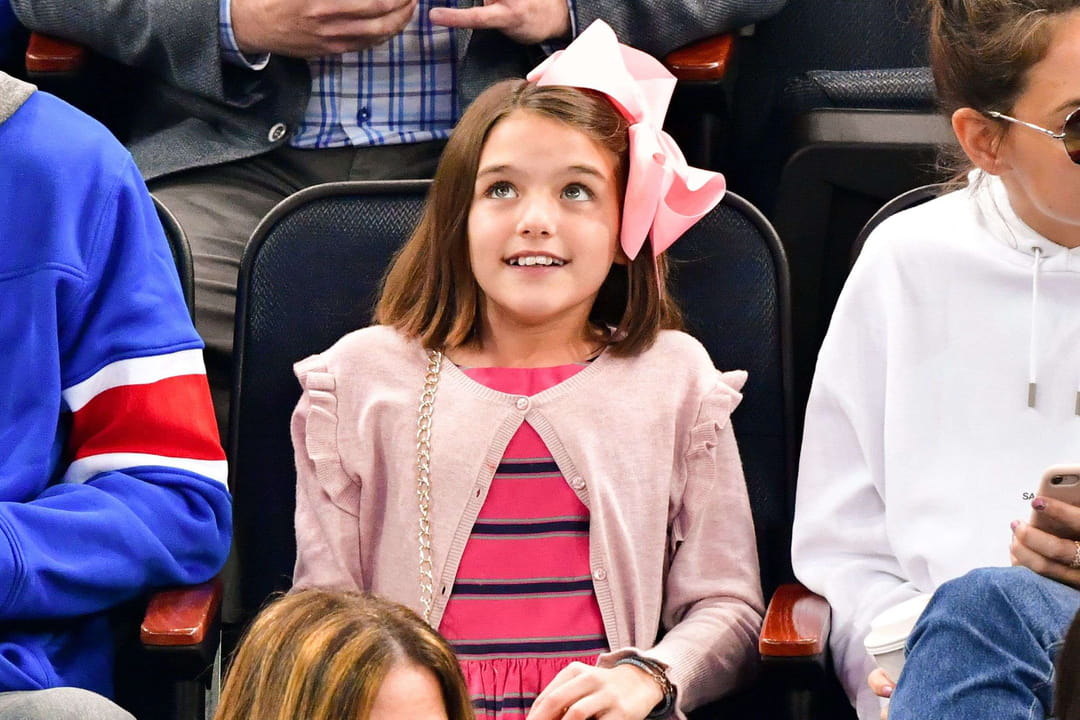 Coupe au carré et ruban dans les cheveux pour Suri Cruise