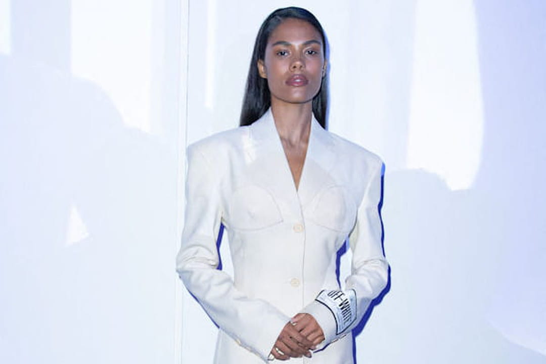 Tina Kunakey en robe droite blanche à logo sur la manche Off-White