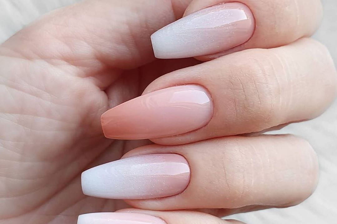 Une manucure rose ombrée