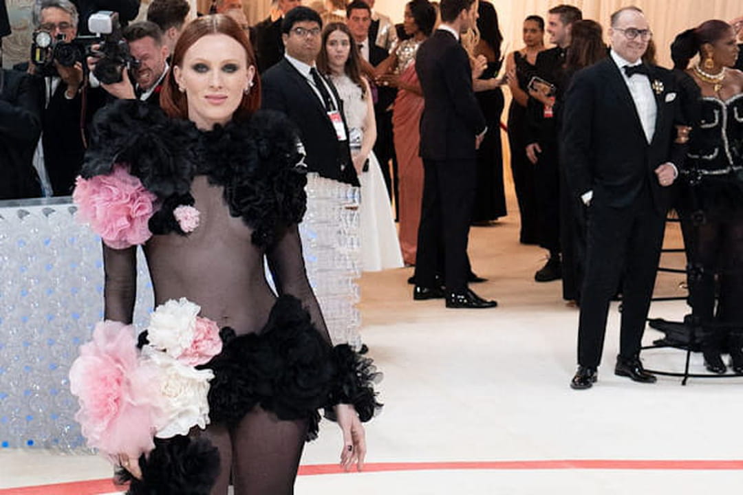 Karen Elson en robe transparente noire à fleurs XXL Christian Siriano