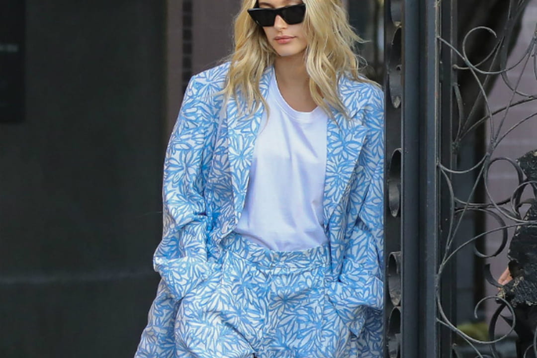 Hailey Baldwin en costume oversize