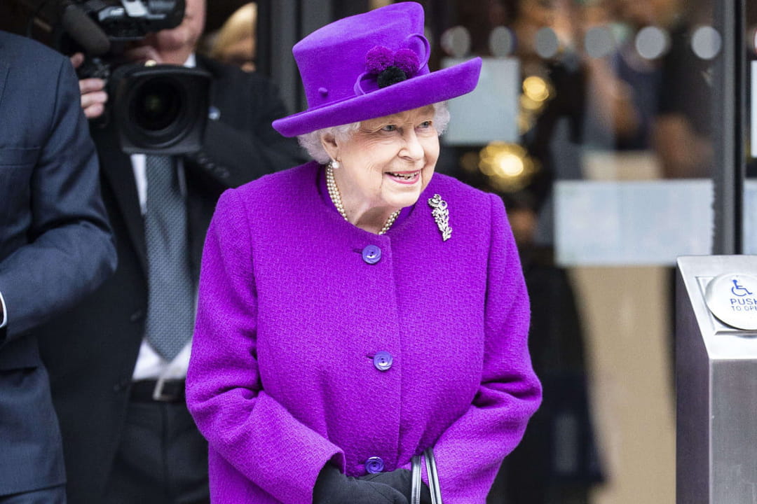 La reine Elizabeth II en ensemble violet