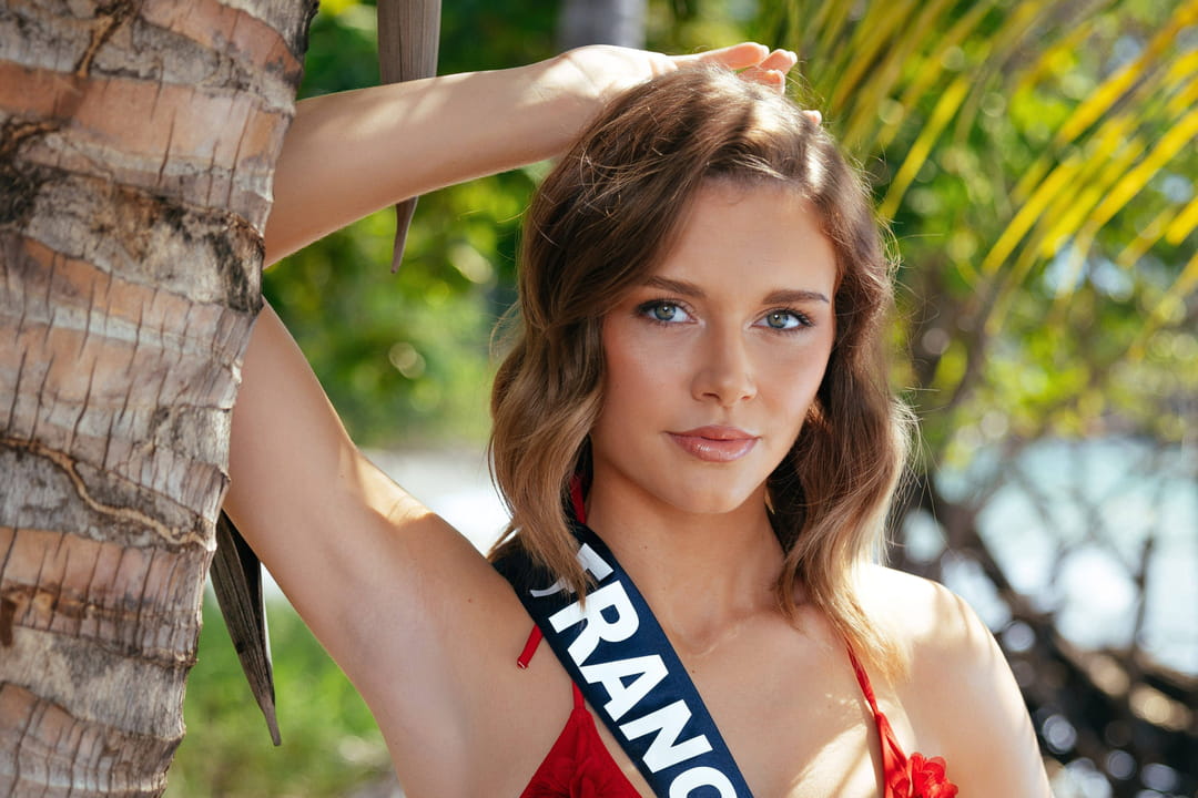 Miss Franche-Comté (Jade Cholley) pose en maillot en Martinique
