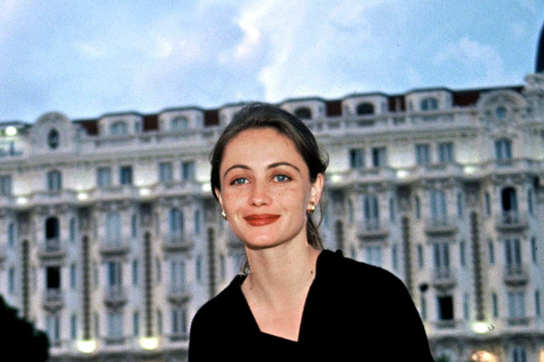 Emmanuelle Béart en gilet noir