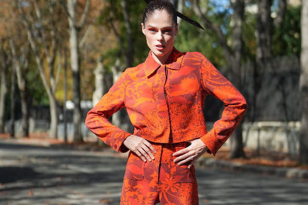 Coco Rocha en ensemble veste et pantalon orange au défilé Akris ...