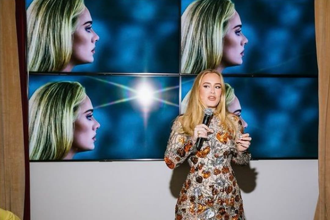 Adele affiche sa silhouette très amincie dans une mini robe