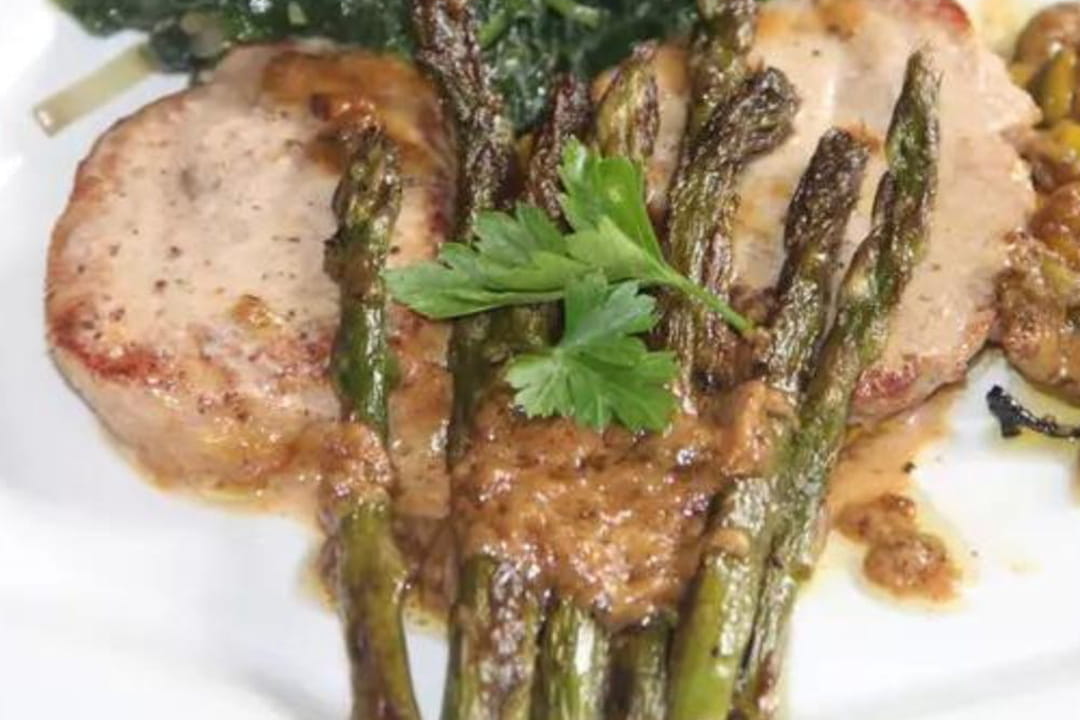 Grenadins de veau sauce muscat pistaches, escorte de légumes verts