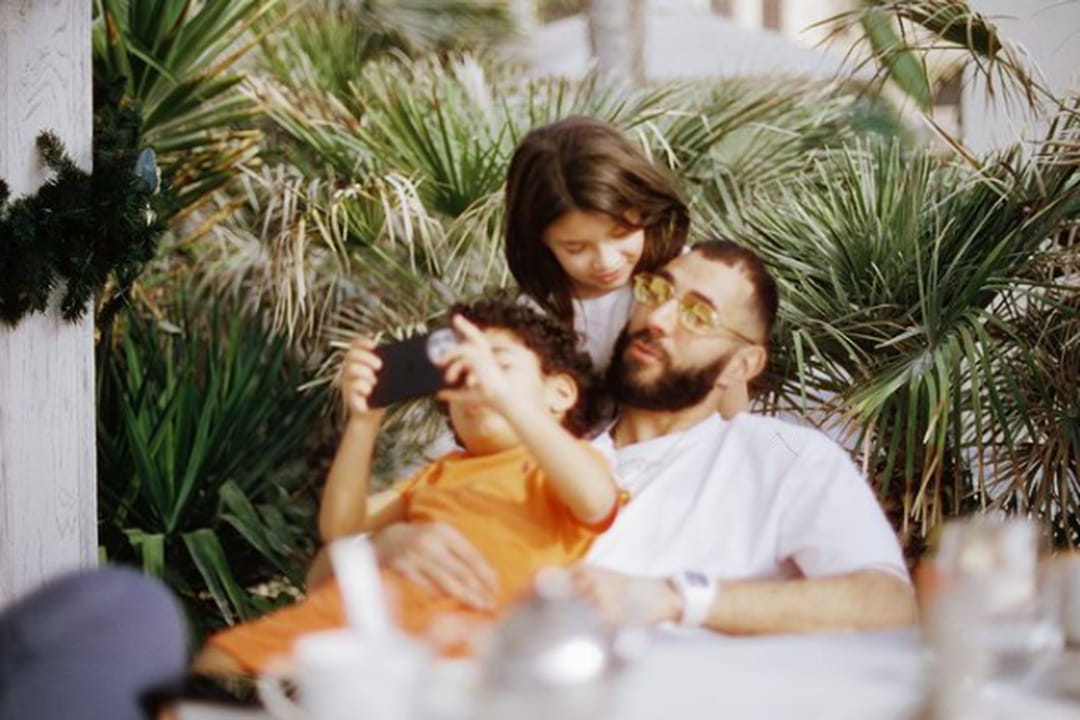 Karim Benzema dévoile une rare photo de sa famille avec ses deux ...