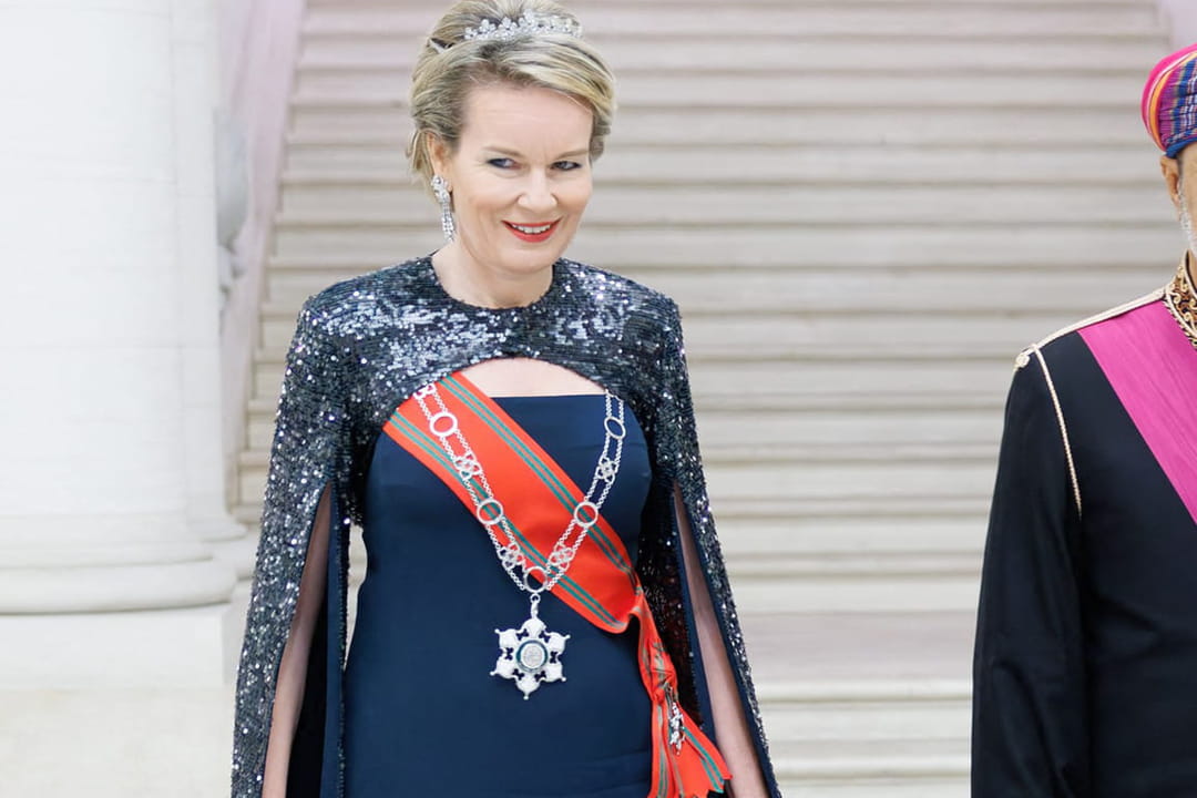 Mathilde de Belgique en robe bleue avec cape à paillettes noires